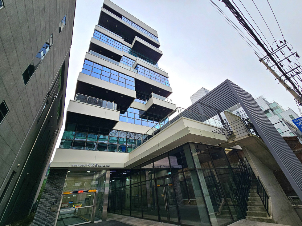 [55py] 성수동 신축 사무실 임대 / 층고높은 노출 천장/ 단독 테라스 / 연층 가능 / 인더스트리얼 인테리어 /임대료 조정 가능