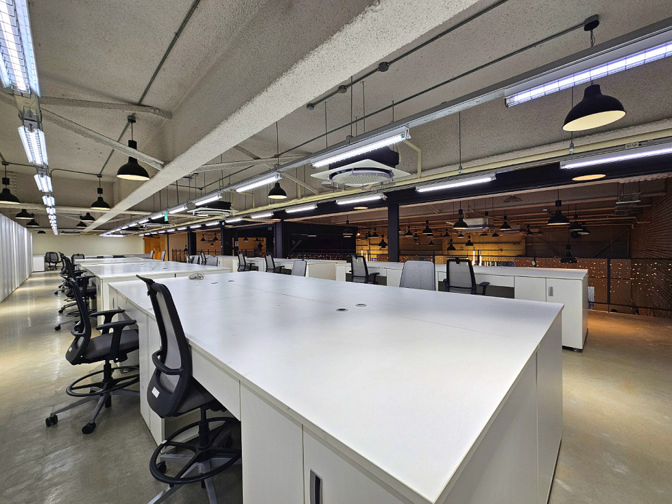 [100py]서울숲역 대형 사무실 임대/ 단기 / 집기 무상 이용 가능 /1층 공용라운지 이용 가능 / 자주식 주차 2대