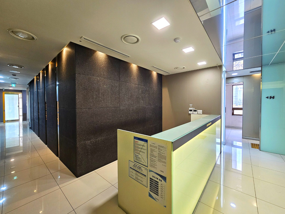 [80py] 논현역 병원 임대/ 강남대로 / 지하철 1초컷 / 방문객 주차 편리 /연층 가능