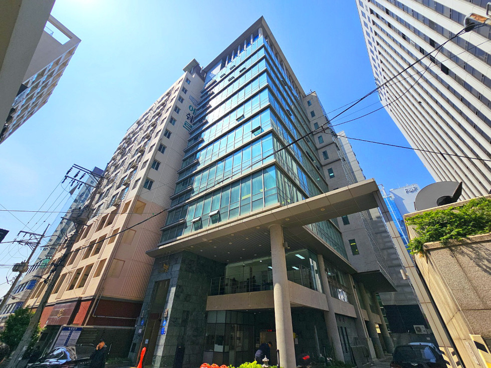 [35py] 강남역 사무실 임대/ 글라스룸 5개 내부 인테리어 최상 / 외관 최상 / 옥상공원