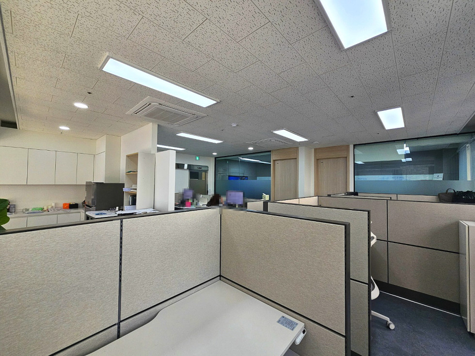 [27py] 강남역 사무실 임대/ 룸2개 인테리어/단독 테라스 / 외관 최상 / 옥상공원